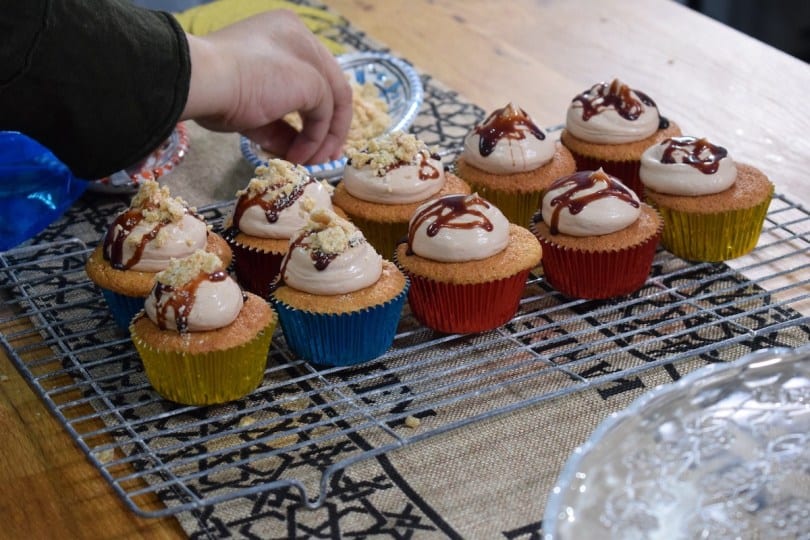 Cupcakes de baunilha e cardamomo com cobertura de tâmara e tahine ...