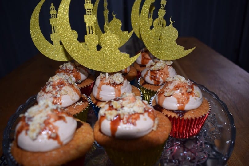Cupcakes de baunilha e cardamomo com cobertura de tâmara e tahine ...